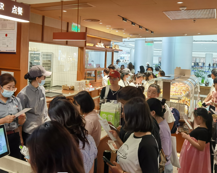 “秋一杯”冲上热搜！奈雪的茶部分门店销量增长近800%-FoodTalks全球食品资讯