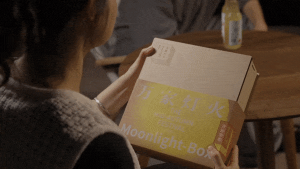 能吃还能DIY？传统「月饼」礼盒变身木制氛围灯！ | 食装 - 万家灯火月饼礼盒-FoodTalks全球食品资讯