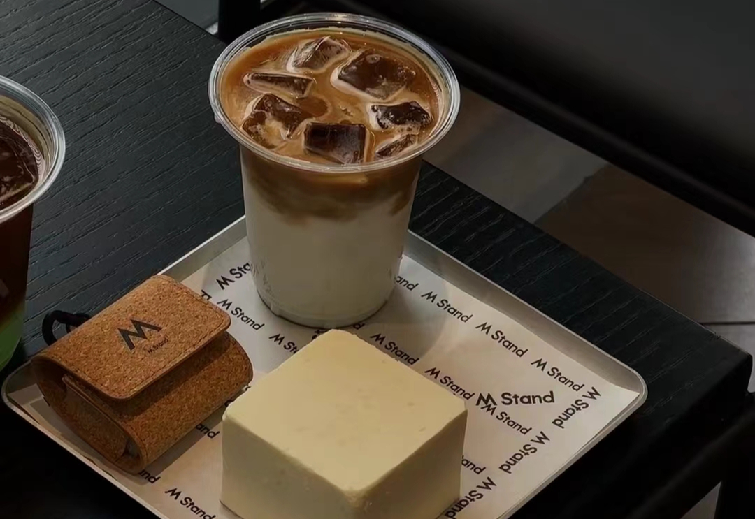 星巴克 x QQ，推出新品「菠萝生咖」系列-FoodTalks全球食品资讯