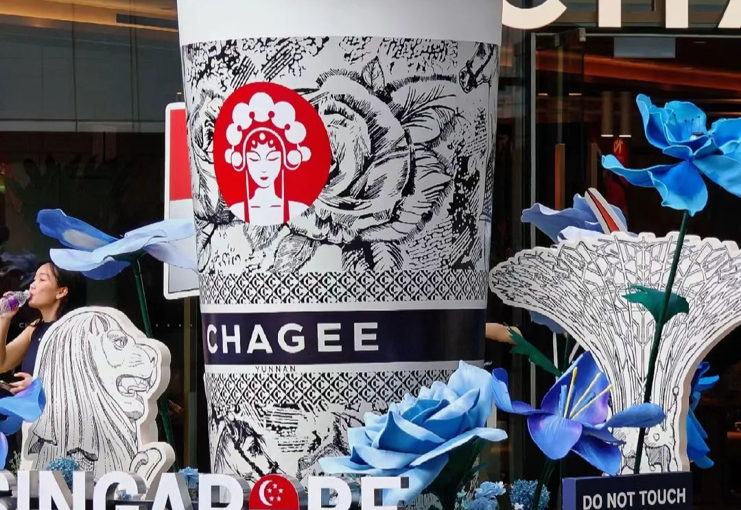 霸王茶姬推出春季新品「醒时春山」鲜奶茶-FoodTalks全球食品资讯