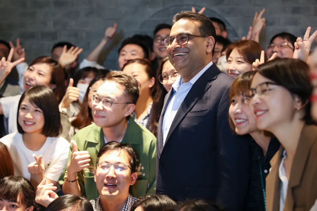 星巴克CEO，独自掌舵半年-FoodTalks全球食品资讯