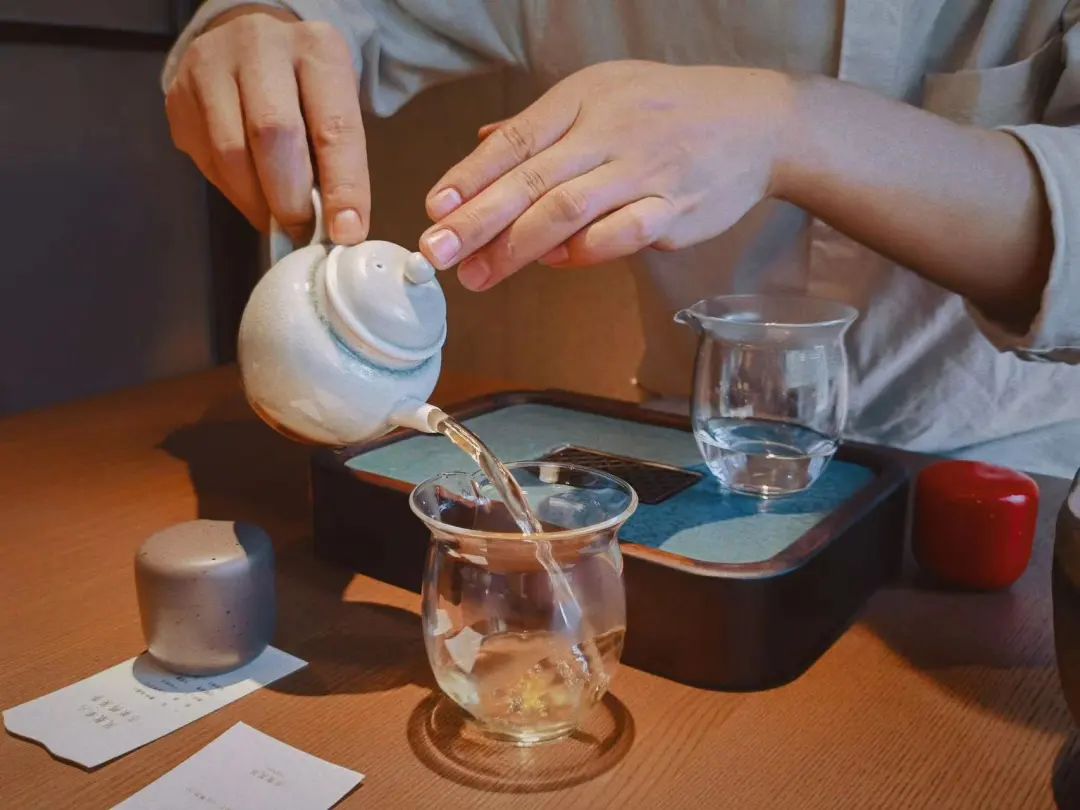 奈雪首开“纯茶馆”，试营业冲上深圳热门榜Top1-FoodTalks全球食品资讯