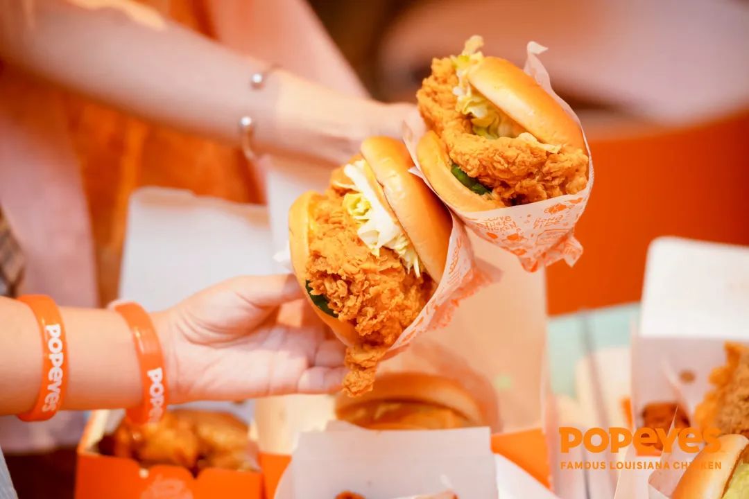 Popeyes中国首店回归！我们和Tims天好中国CEO卢永臣在现场吃炸鸡-FoodTalks全球食品资讯