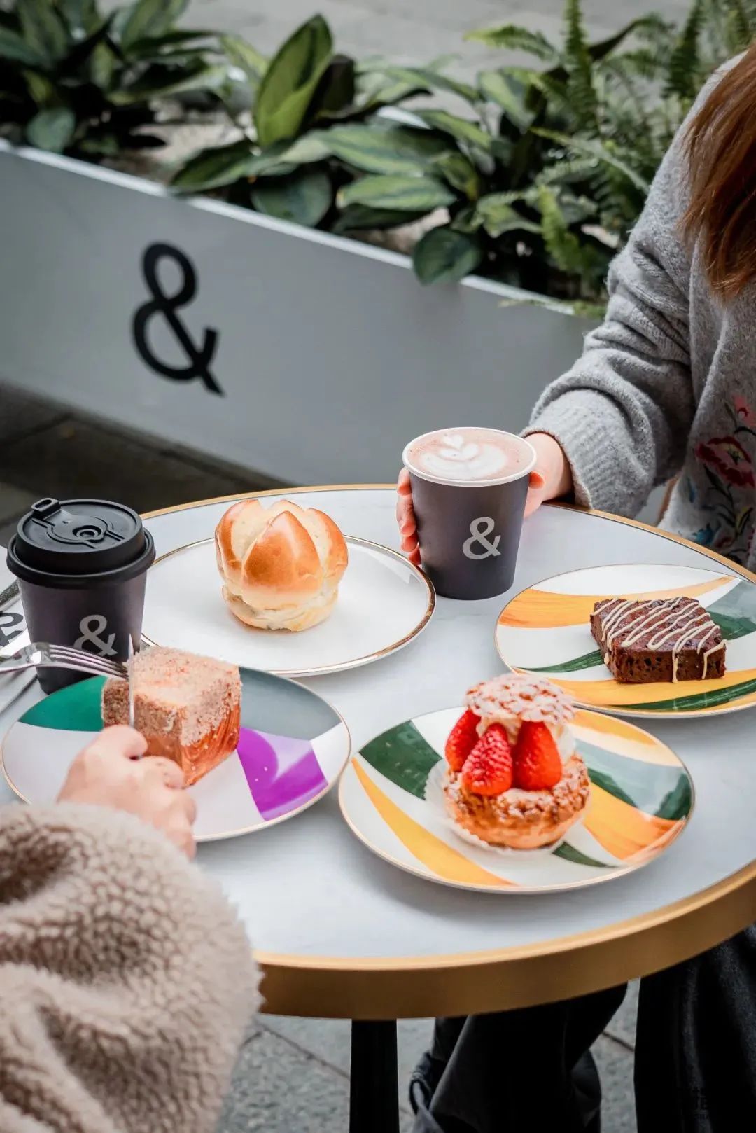 网红面包店B&C一个成本不到六块钱的纸袋，闲鱼转手能卖100？-FoodTalks全球食品资讯