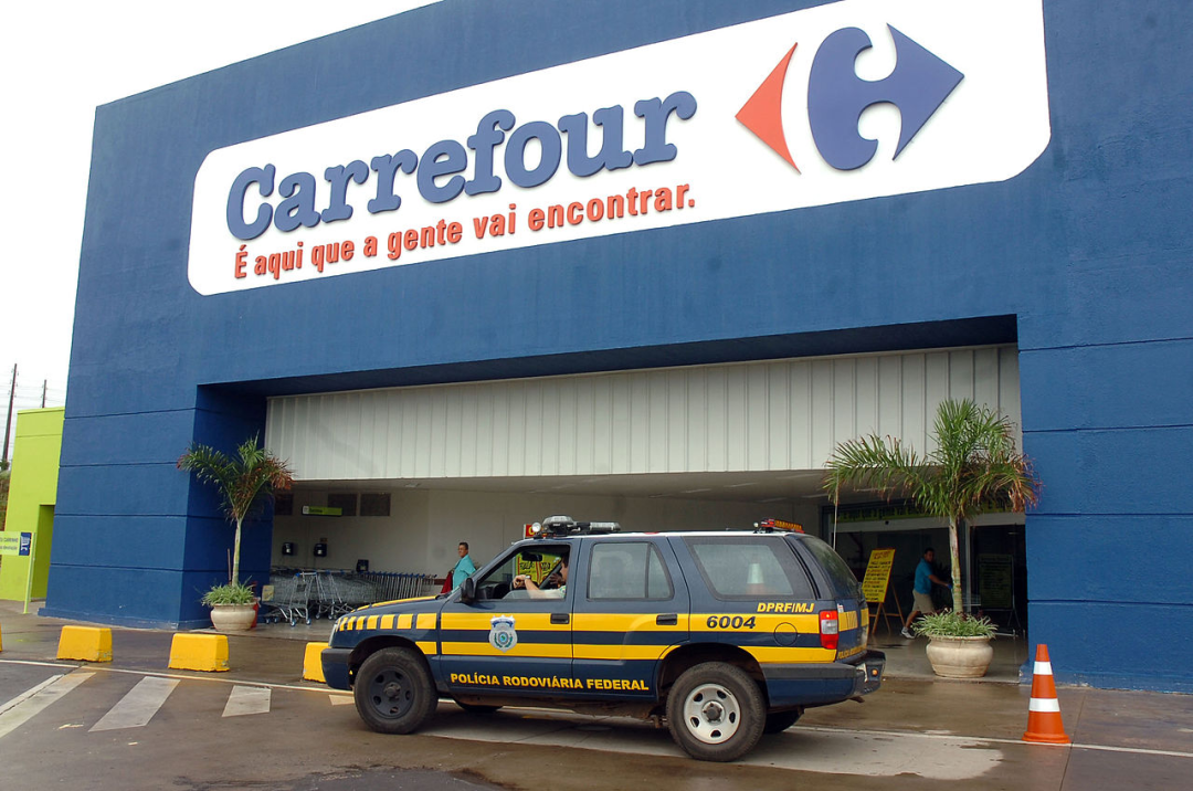 Leading the world's hypermarket: Carrefour has built a 94.1 billion ...