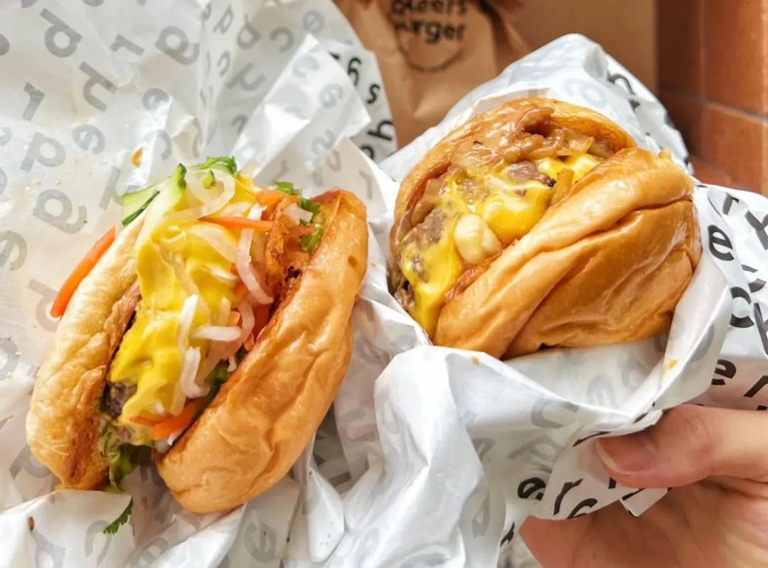 上海的马路牙子，坐满吃“天价”汉堡的年轻人-FoodTalks