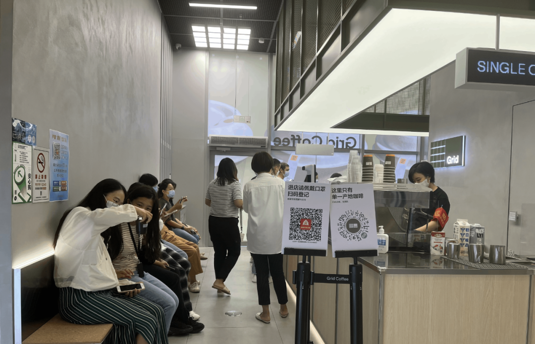 探访Grid Coffee王府井首店：提供比快闪店更丰富的SKU，主攻客群为写字楼年轻白领-FoodTalks