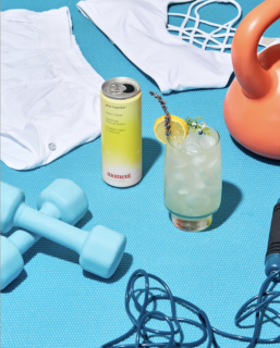 ⌈Moment⌋联名⌈Lululemon⌋推出⌈Lemon Lemon⌋植物气泡饮料-FoodTalks全球食品资讯